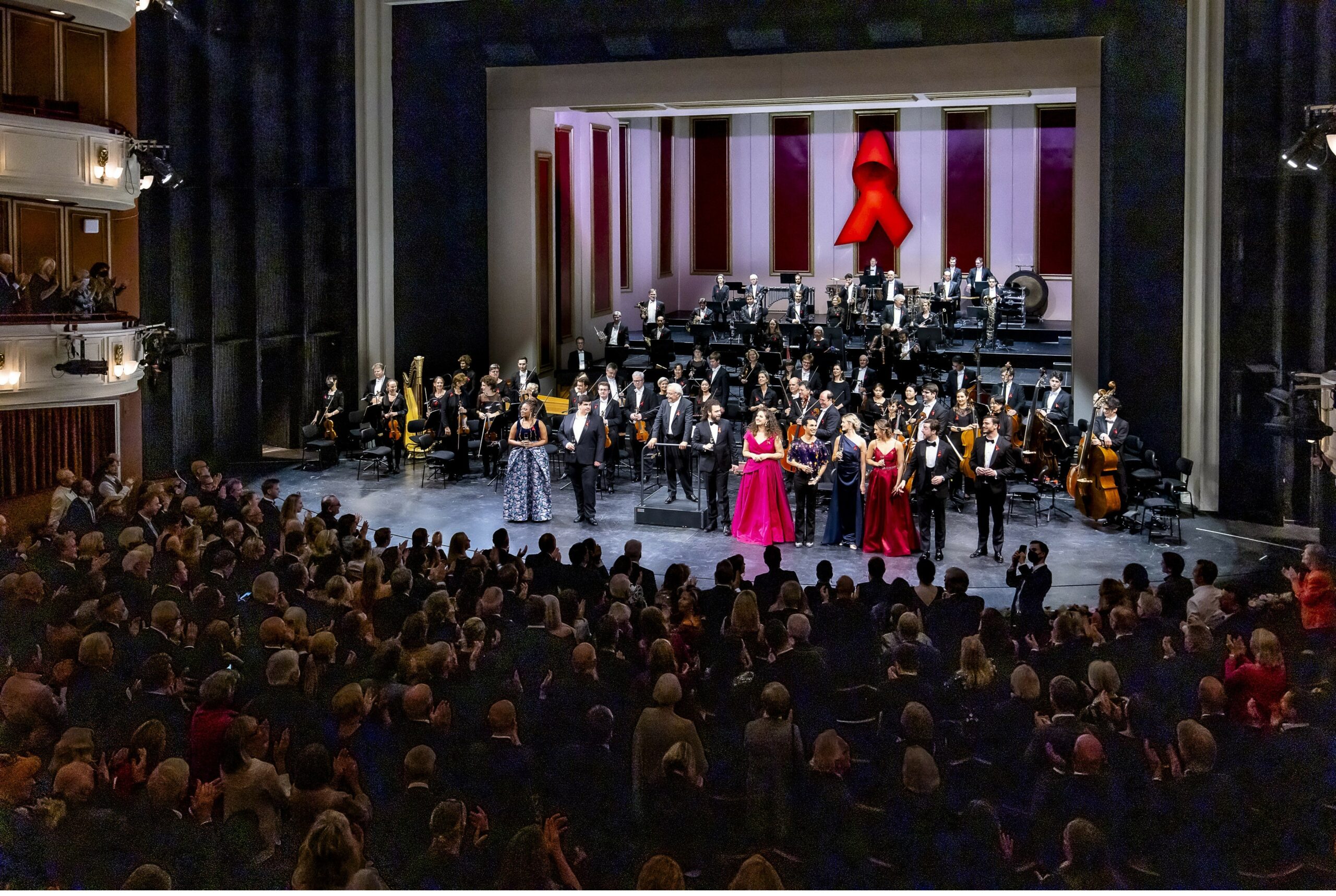 Festliche Operngala im Opernhaus Düsseldorf brachte 107.000 Euro Erlös ...