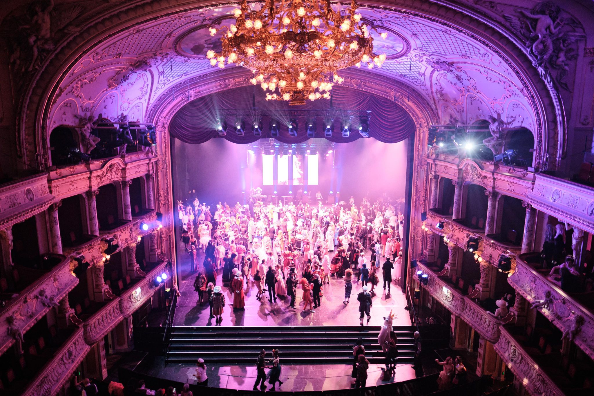 overdress! - Kostümfest im Opernhaus Zürich – DAS OPERNMAGAZIN