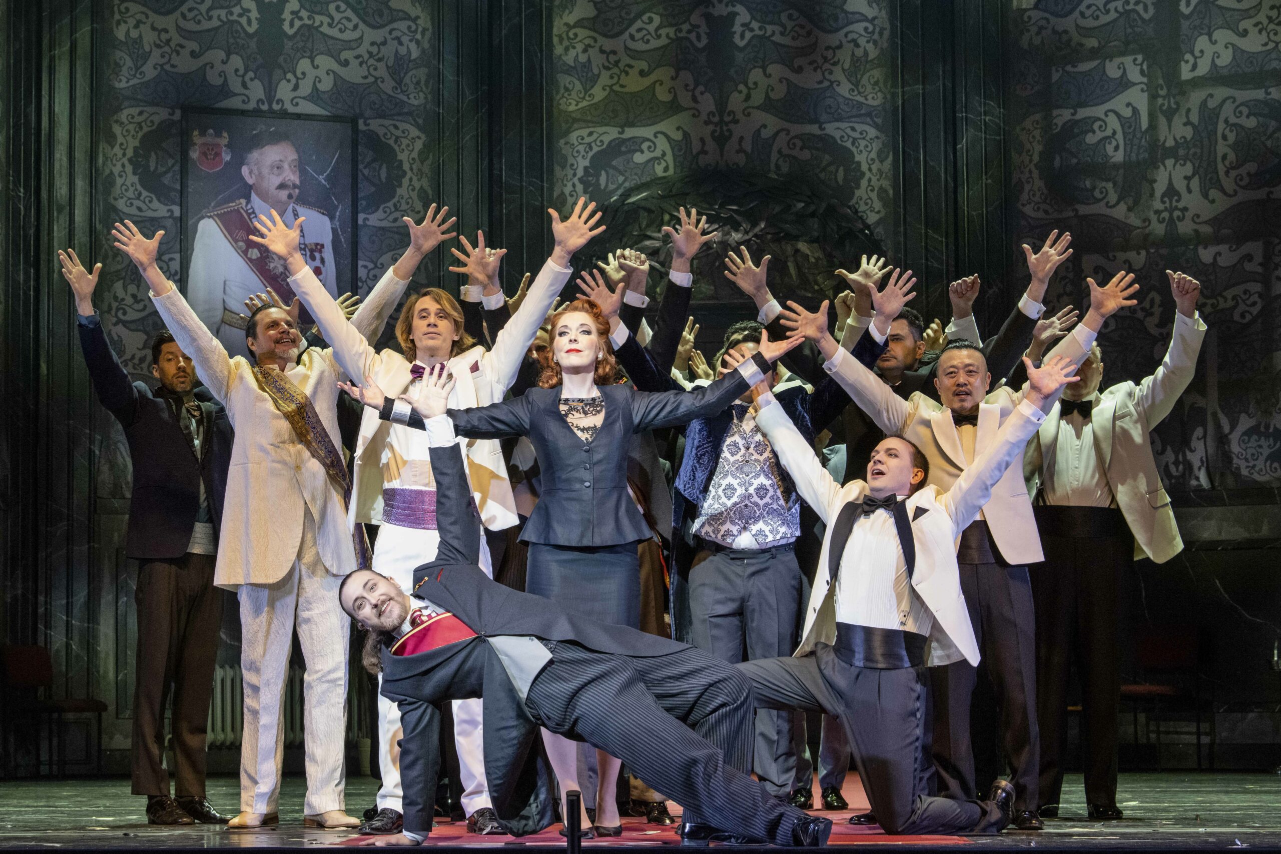 Oper Bonn: "Die lustige Witwe" - Premierenbericht – DAS OPERNMAGAZIN