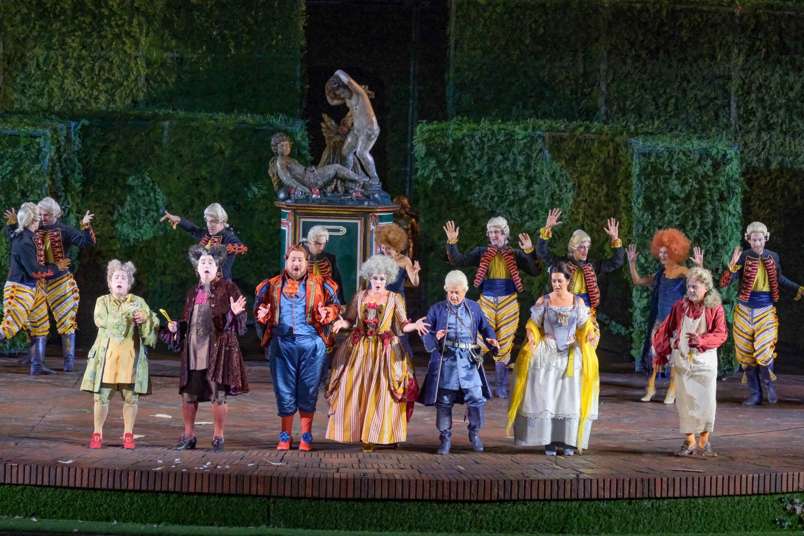 Neorokoko Inszenierung von "Il barbiere di Siviglia" in der Arena von ...