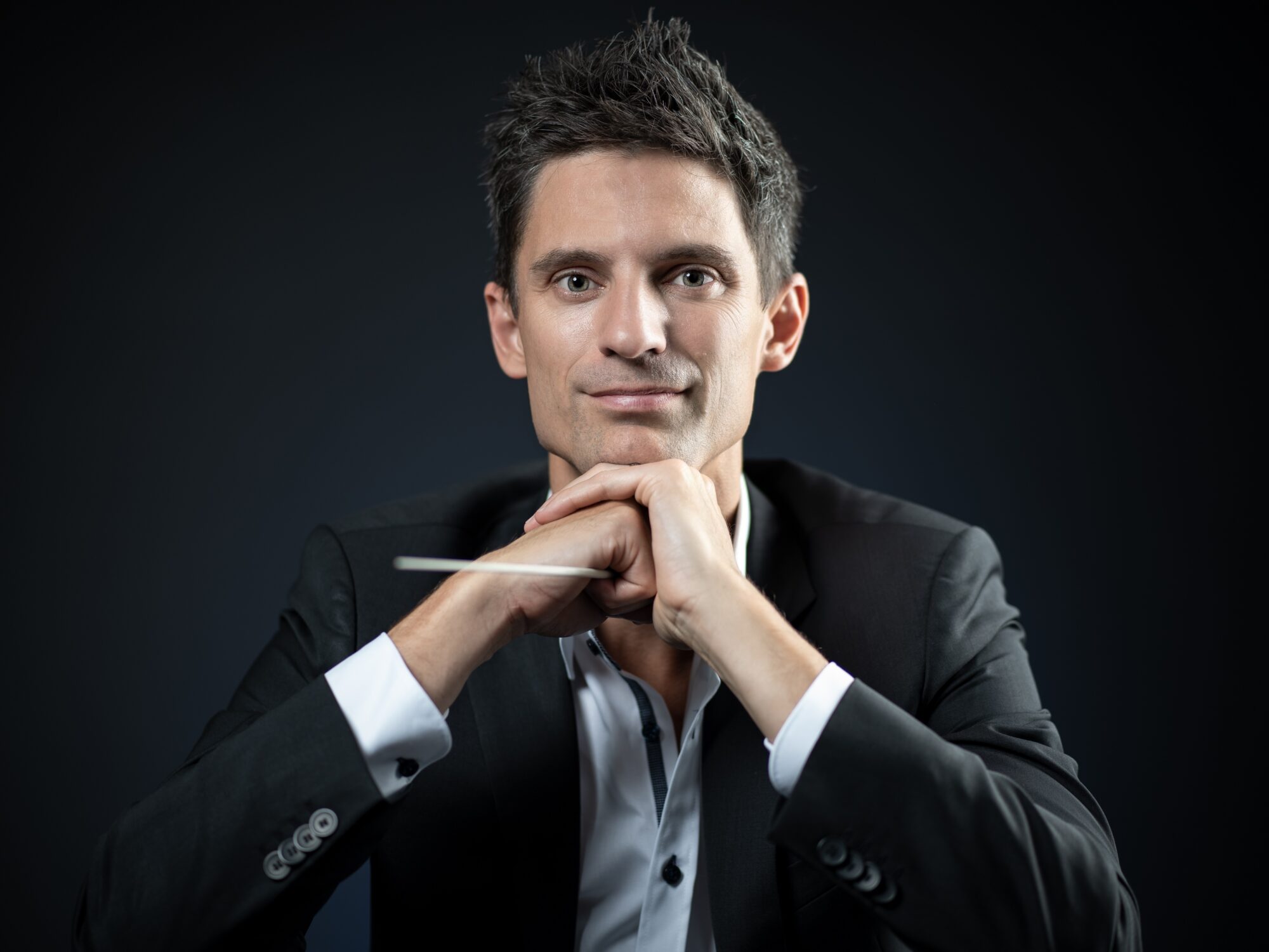 Der Dirigent Robin Davis im Opernmagazin-Portrait – DAS OPERNMAGAZIN